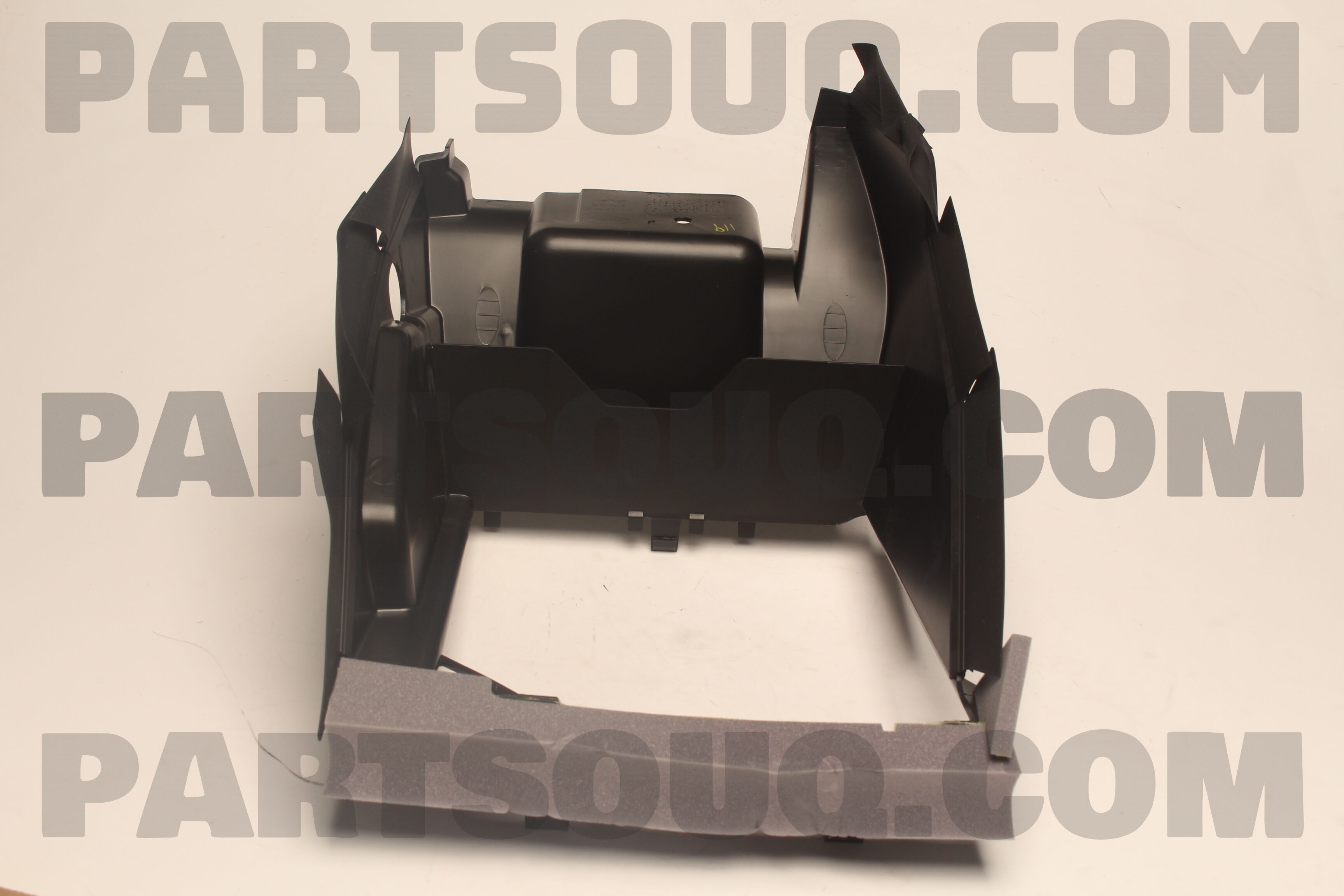 COOLER SHROUD LHS OUTER LR SPO LR038054 | Land Rover Parts | PartSouq